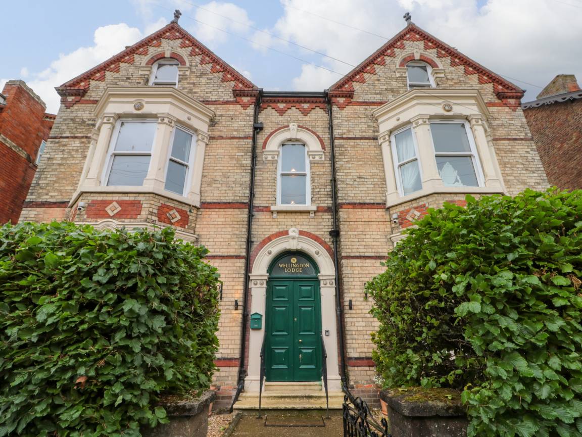 Cottage ∙ 8 Bedrooms ∙ 17 Guests - Flamborough