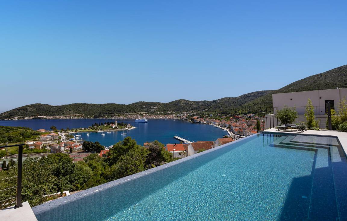 435 M² House ∙ 5 Bedrooms ∙ 13 Guests - Vis