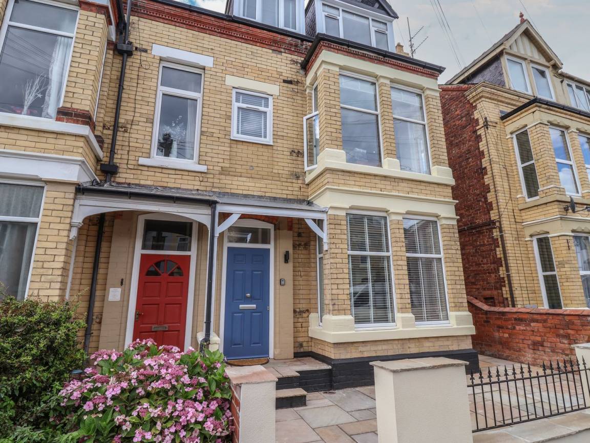 Cottage ∙ 8 Bedrooms ∙ 16 Guests - Bridlington