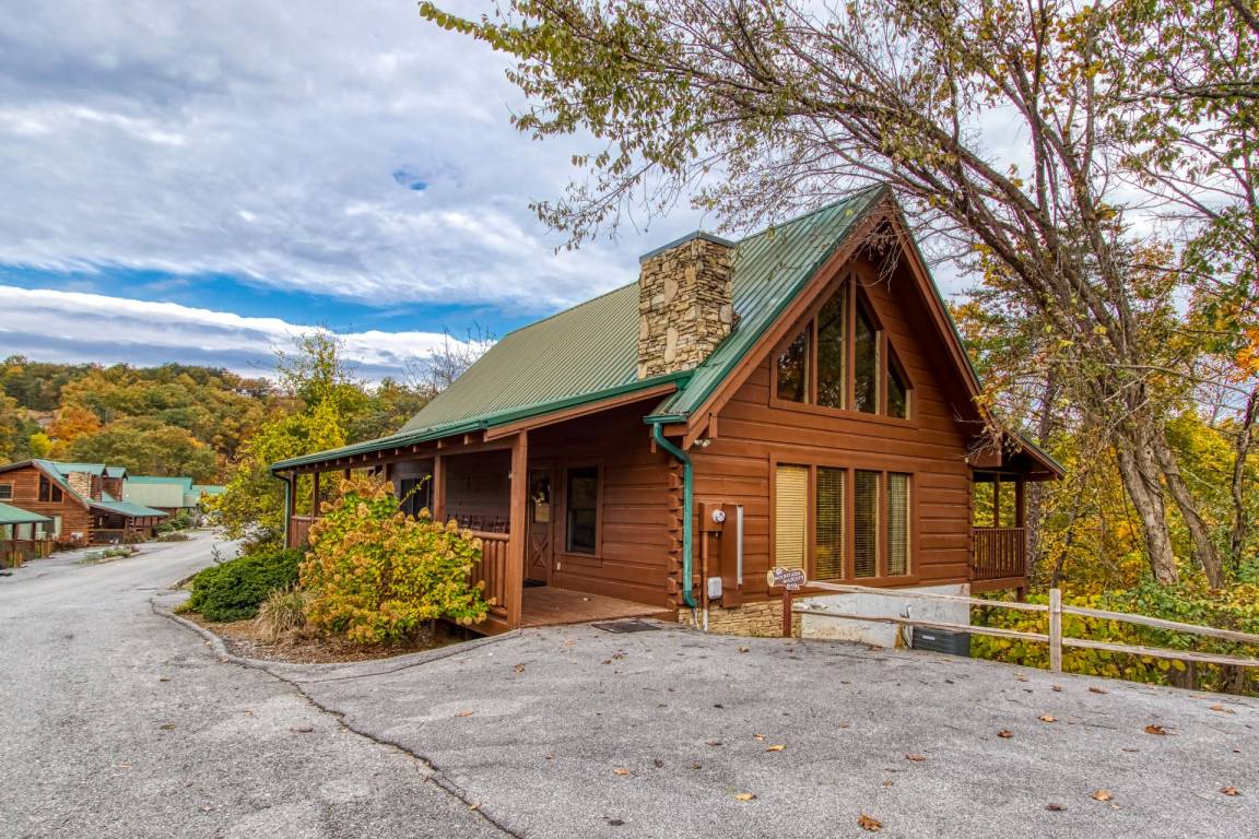 Cabin ∙ 5 Bedrooms ∙ 16 Guests - Pigeon Forge, TN