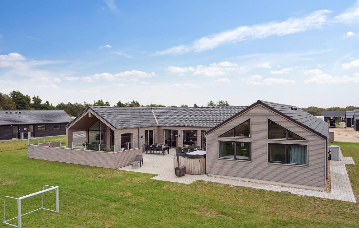 298 M² Ferienhaus ∙ 8 Schlafzimmer ∙ 24 Gäste - Henne Kirkeby