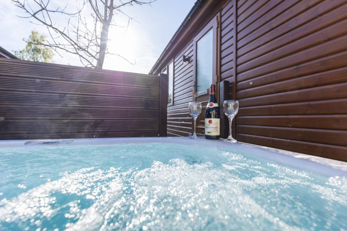 Lodge ∙ 2 Bedrooms ∙ 4 Guests - England