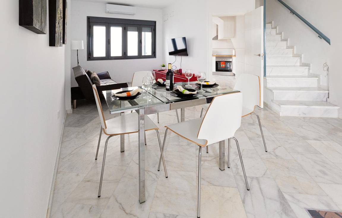 95 M² House ∙ 2 Bedrooms ∙ 4 Guests - Pilas