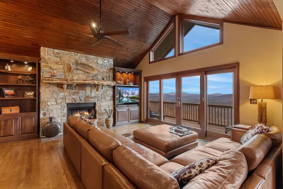 279 M² Cabin ∙ 3 Bedrooms ∙ 10 Guests - Boone, NC