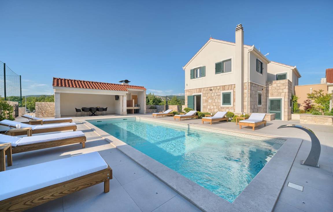 472 M² Ferienhaus ∙ 5 Schlafzimmer ∙ 9 Gäste - Omiš