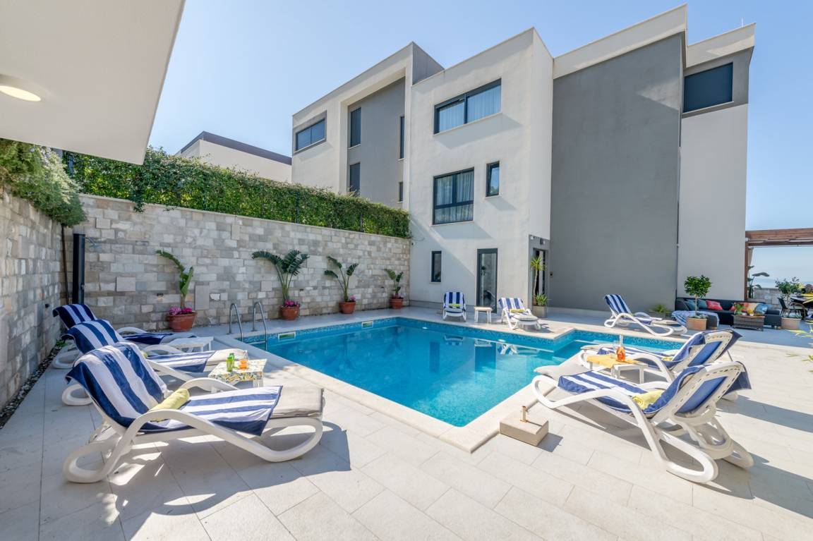 280 M² Villa ∙ 4 Bedrooms ∙ 12 Guests - Solin