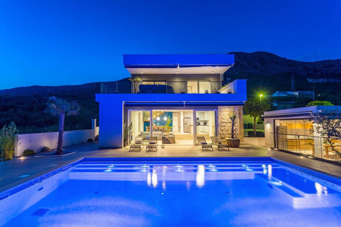 260 M² Villa ∙ 5 Bedrooms ∙ 12 Guests - Split
