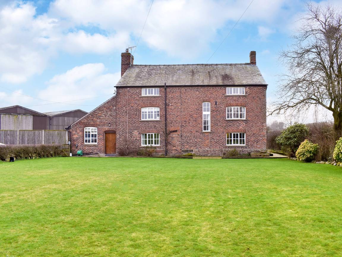 Cottage ∙ 7 Bedrooms ∙ 18 Guests - Cheshire