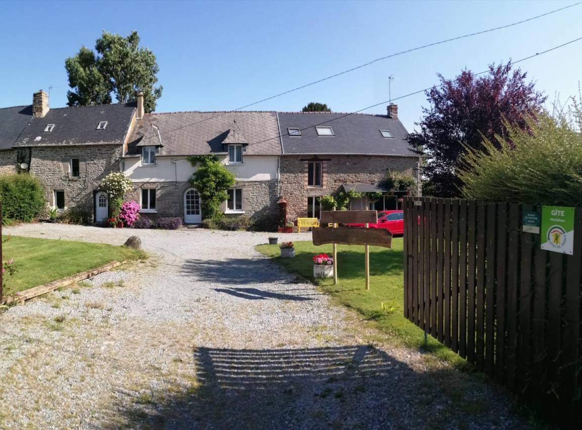 225 M² Gîte ∙ 6 Chambres ∙ 12 Personnes - Merdrignac