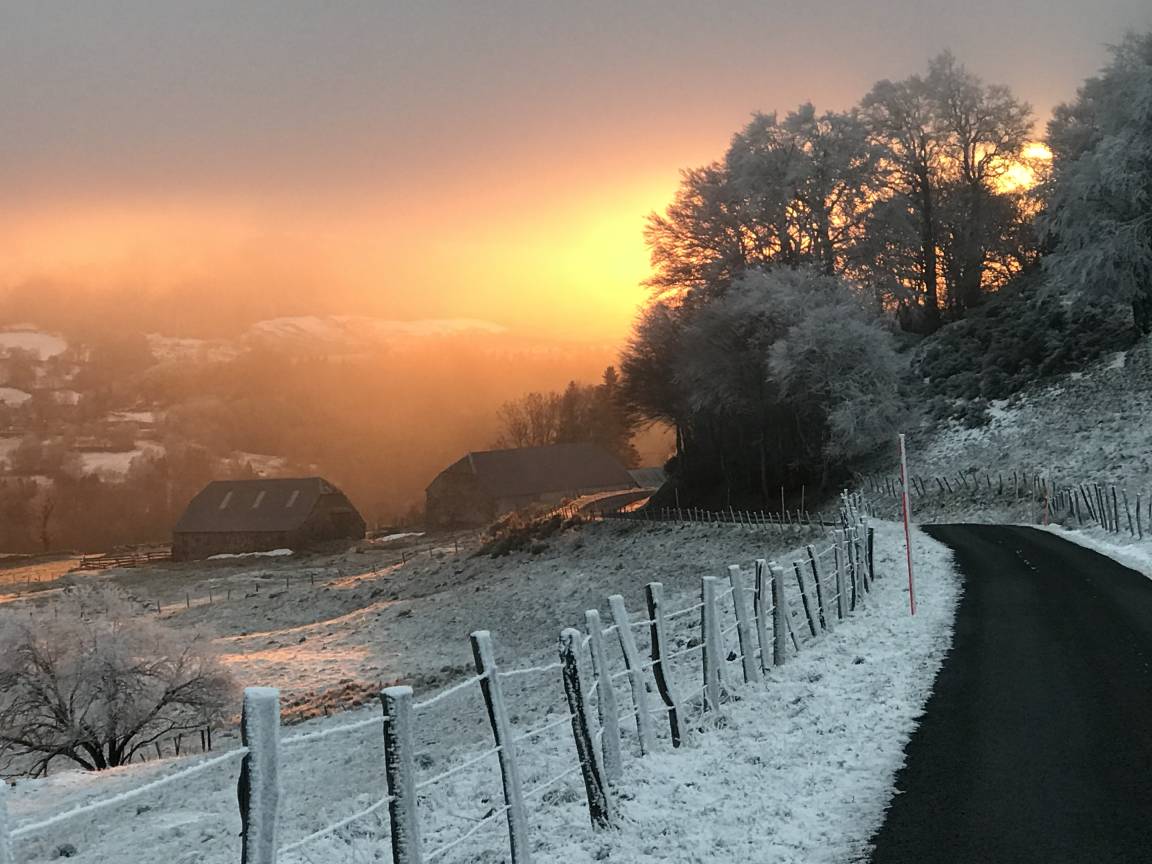 90 M² Gîte ∙ 3 Chambres ∙ 6 Personnes - Cantal