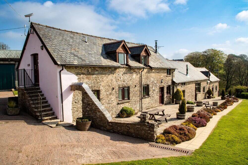 Cottage ∙ 9 Bedrooms ∙ 18 Guests - Dulverton