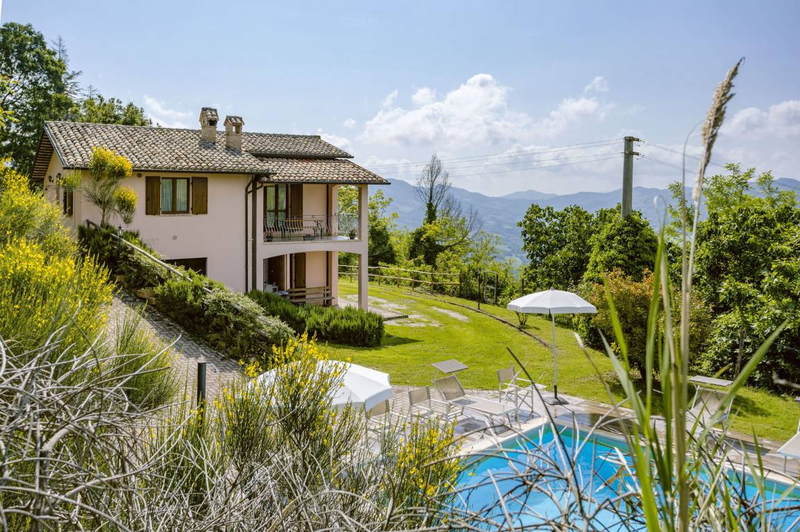 236 M² Villa ∙ 6 Makuuhuonetta ∙ 16 Vierasta - Urbino