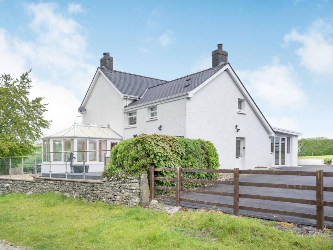 Cottage ∙ 4 Bedrooms ∙ 10 Guests - Carmarthenshire