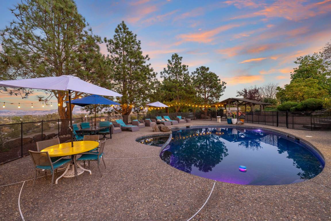 622 M² Villa ∙ 4 Bedrooms ∙ 10 Guests - Rohnert Park, CA