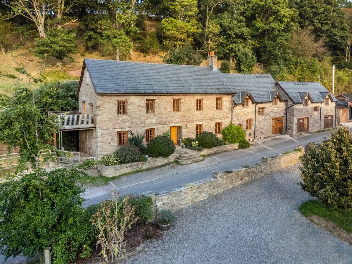 Cottage ∙ 8 Bedrooms ∙ 17 Guests - Hay-on-Wye