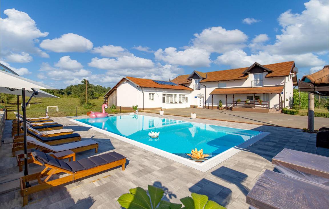260 M² House ∙ 6 Bedrooms ∙ 14 Guests - Slunj