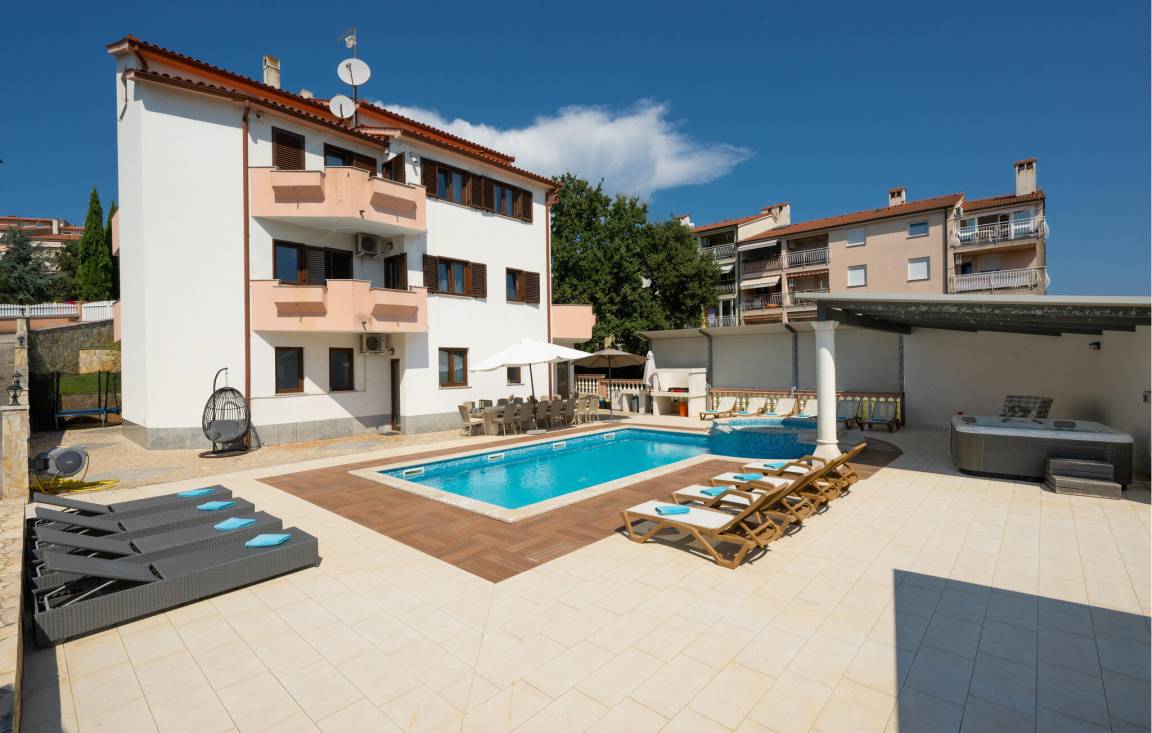 500 M² Casa ∙ 9 Habitaciones ∙ 18 Huéspedes - Pula