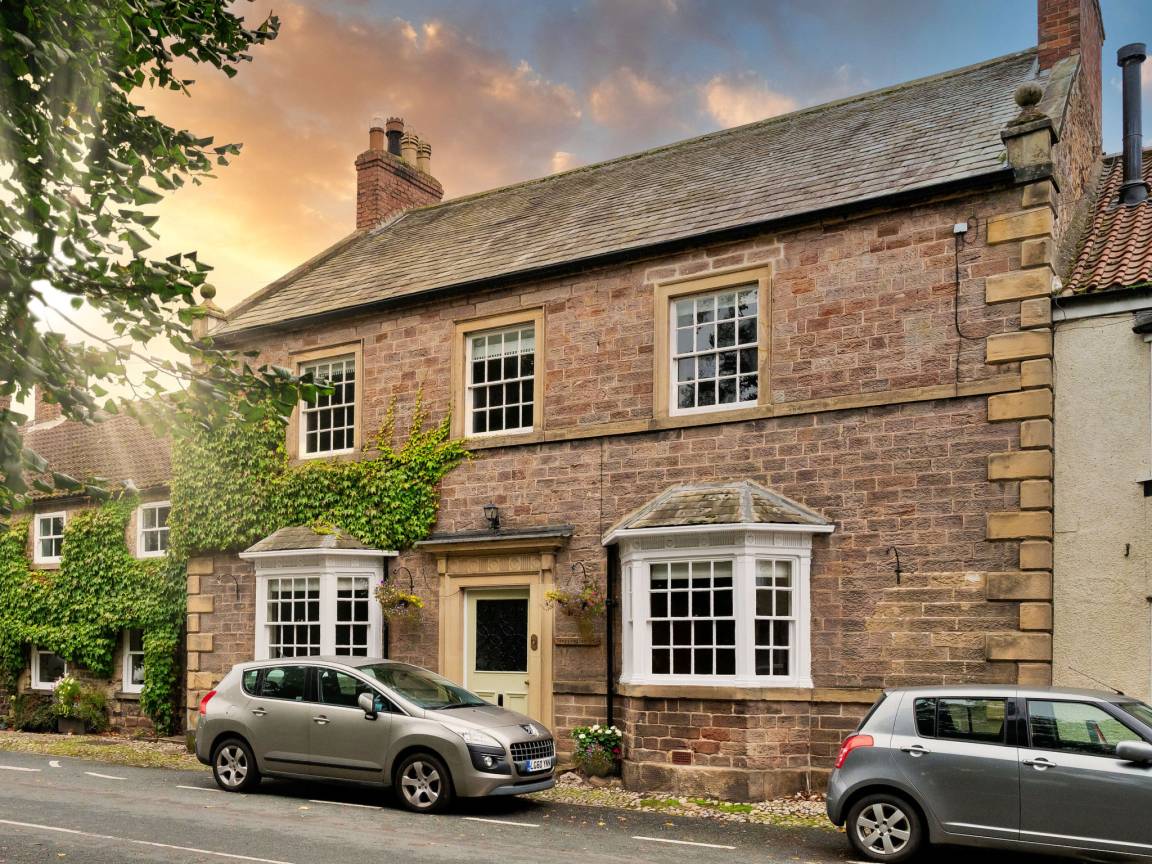 245 M² House ∙ 7 Bedrooms ∙ 14 Guests - Catterick