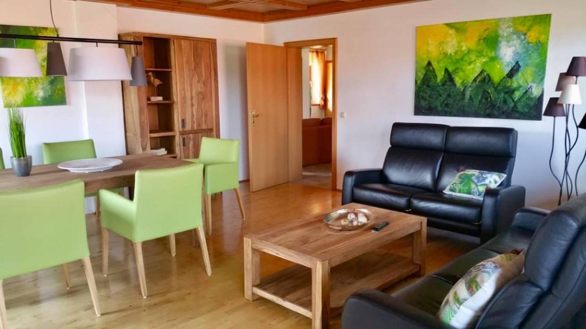 100 M² Ferienwohnung ∙ 2 Schlafzimmer ∙ 4 Gäste - Deggendorf