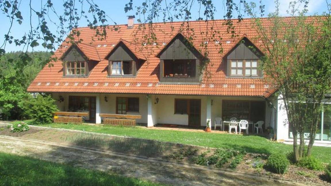 100 M² Ferienwohnung ∙ 2 Schlafzimmer ∙ 6 Gäste - Pottenstein