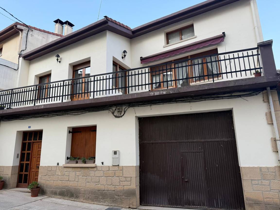 150 M² House ∙ 4 Bedrooms ∙ 8 Guests - Laguardia