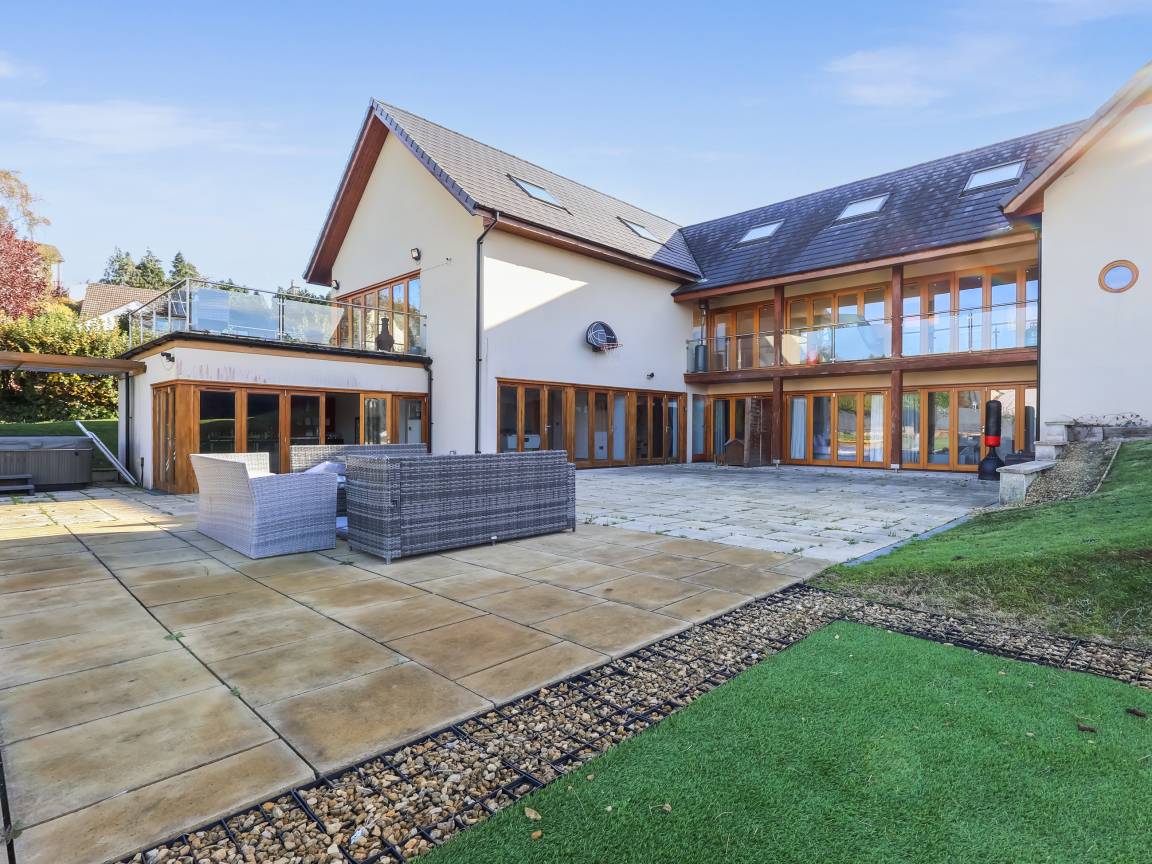 Cottage ∙ 6 Bedrooms ∙ 12 Guests - Usk