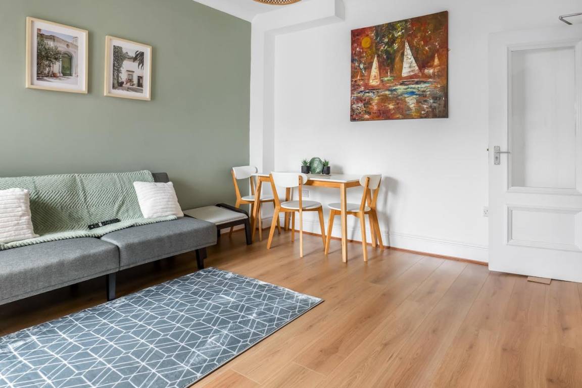 175 M² House ∙ 4 Bedrooms ∙ 9 Guests - Warrington