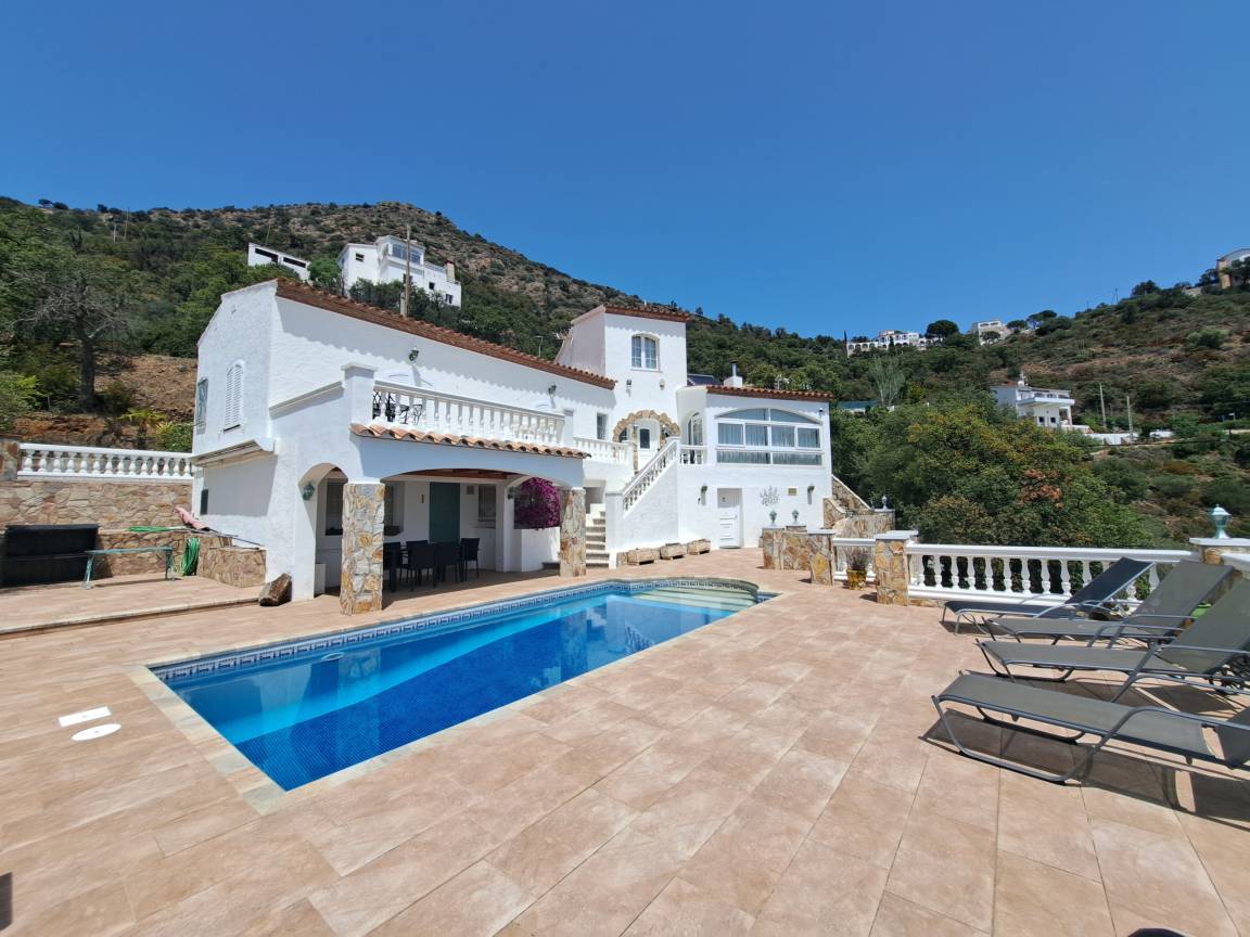 200 M² Villa ∙ 4 Bedrooms ∙ 8 Guests - Cadaqués