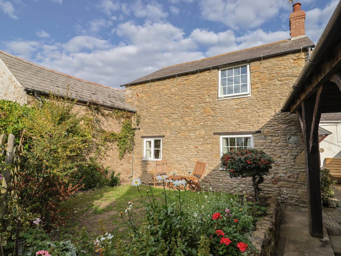 Cottage ∙ 2 Bedrooms ∙ 4 Guests - Burton Bradstock