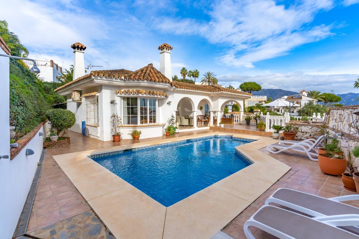 300 M² Villa ∙ 4 Bedrooms ∙ 8 Guests - Fuengirola