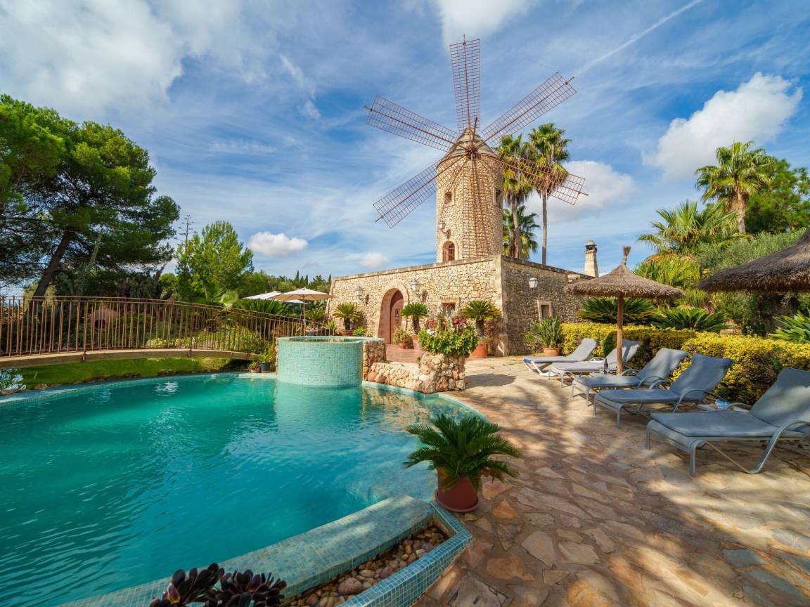 195 M² Villa ∙ 3 Makuuhuonetta ∙ 6 Vierasta - Petra