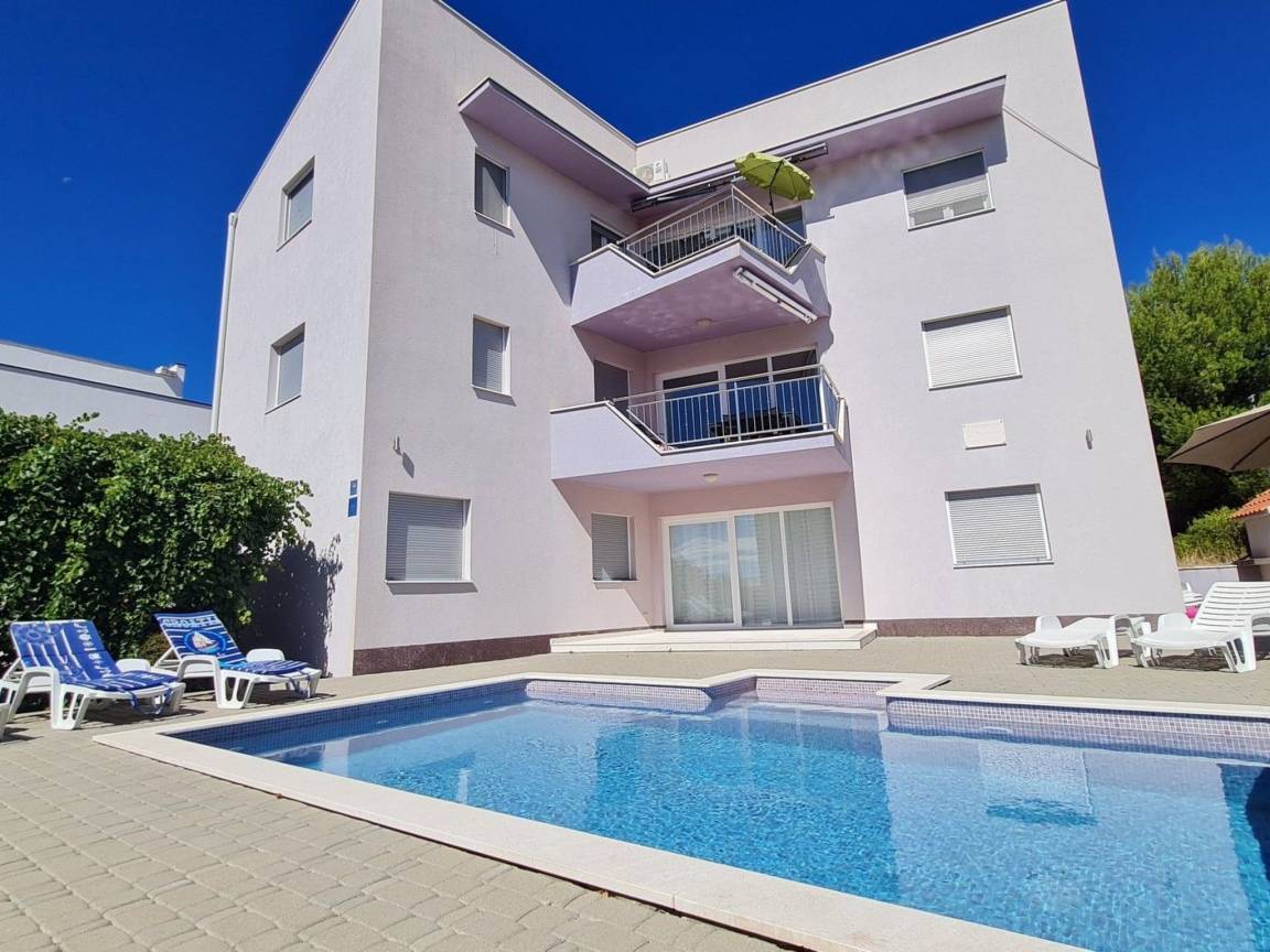 84 M² Ferienwohnung ∙ 3 Schlafzimmer ∙ 6 Gäste - Trogir