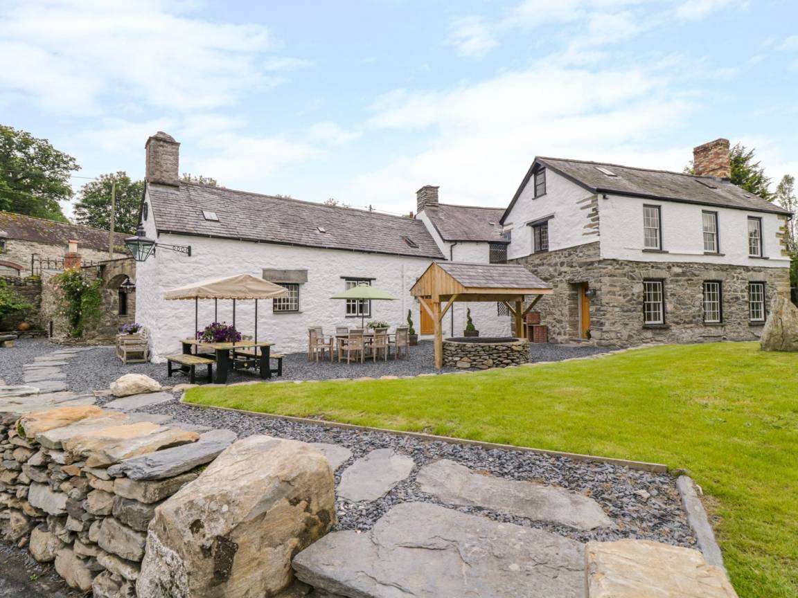 Cottage ∙ 11 Bedrooms ∙ 22 Guests - Wales