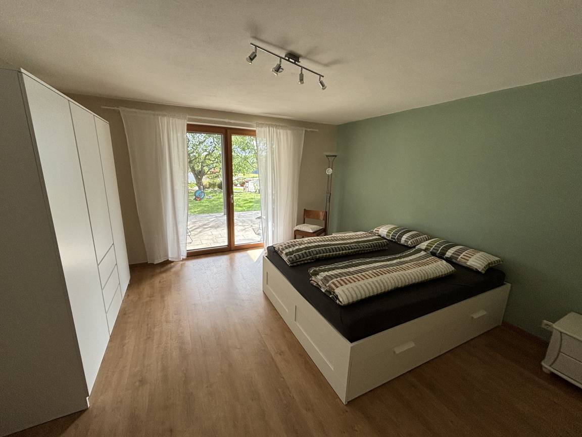 110 M² Ferienwohnung ∙ 2 Schlafzimmer ∙ 4 Gäste - Wackersdorf