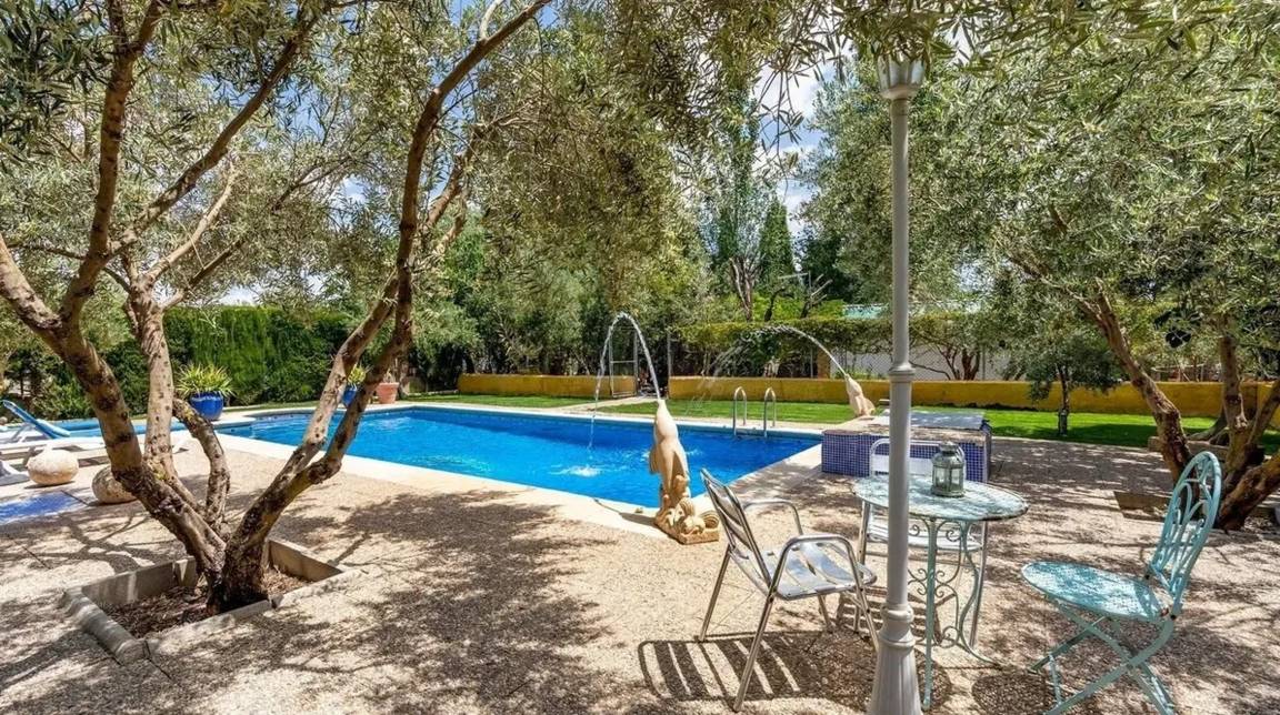 5000 M² Villa ∙ 7 Habitaciones ∙ 14 Huéspedes - Baza
