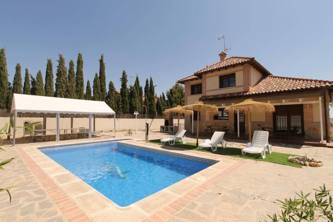 250 M² Casa ∙ 5 Habitaciones ∙ 18 Huéspedes - Aranjuez