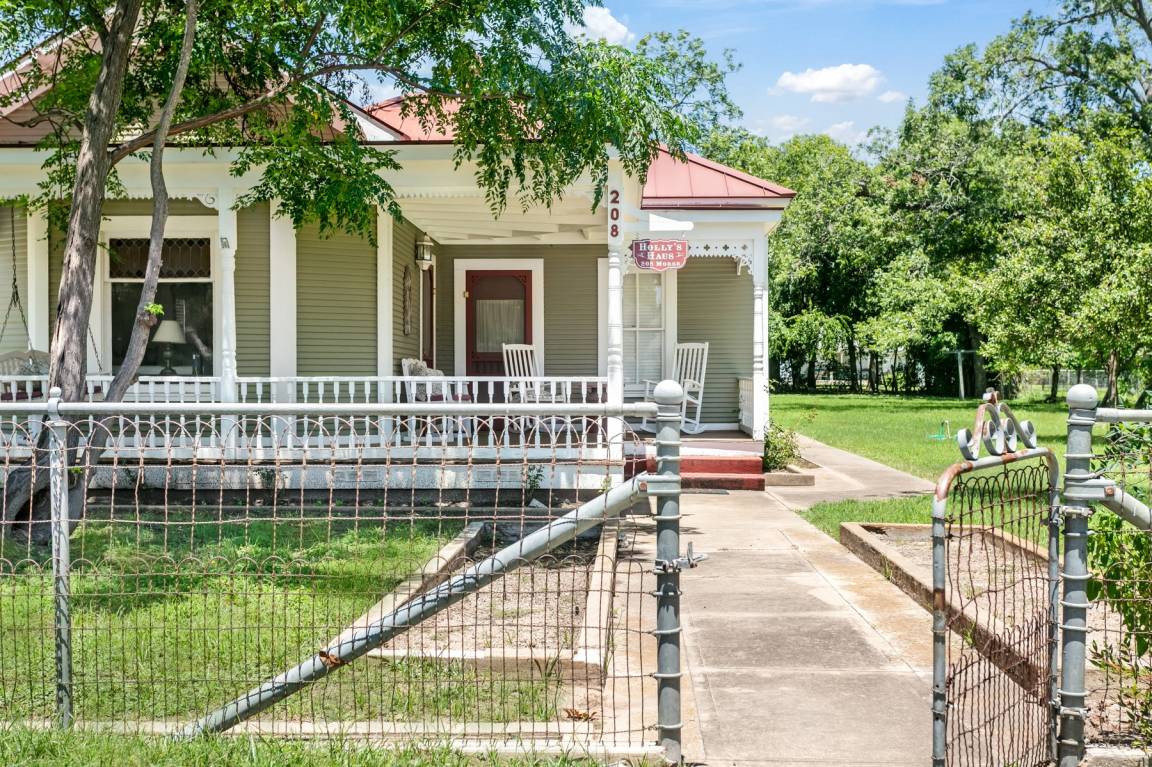 House ∙ 2 Bedrooms ∙ 4 Guests - Fredericksburg, TX