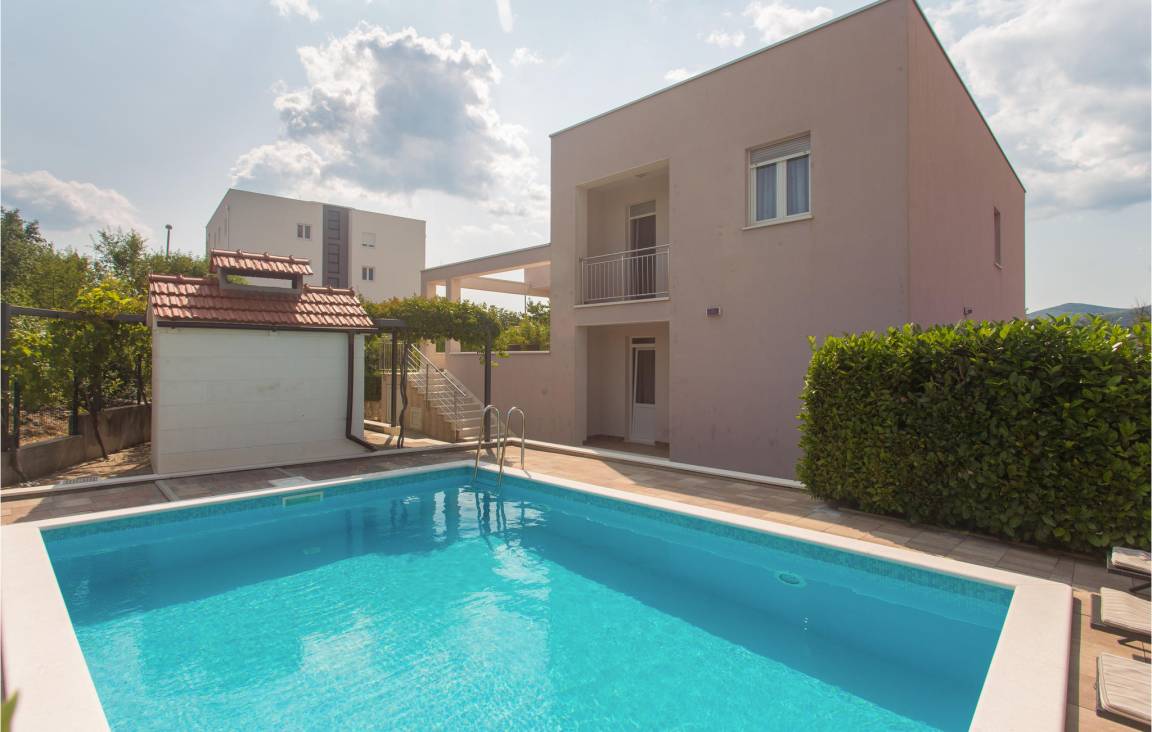 179 M² House ∙ 3 Bedrooms ∙ 8 Guests - Split