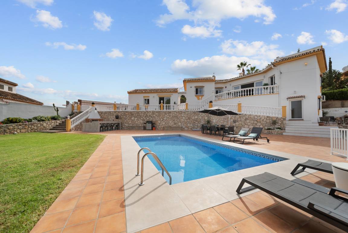 252 M² Villa ∙ 5 Bedrooms ∙ 12 Guests - Municipality of Torremolinos