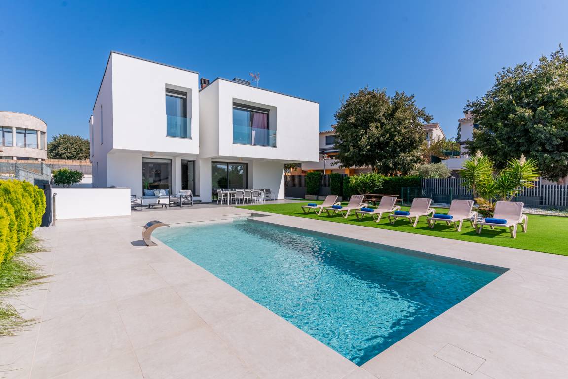 300 M² Casa ∙ 4 Habitaciones ∙ 10 Huéspedes - Palamós