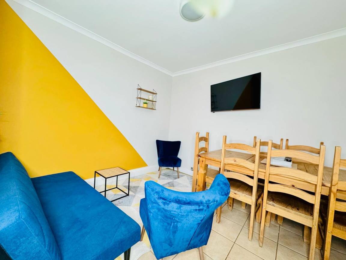 130 M² House ∙ 4 Bedrooms ∙ 8 Guests - Newmarket