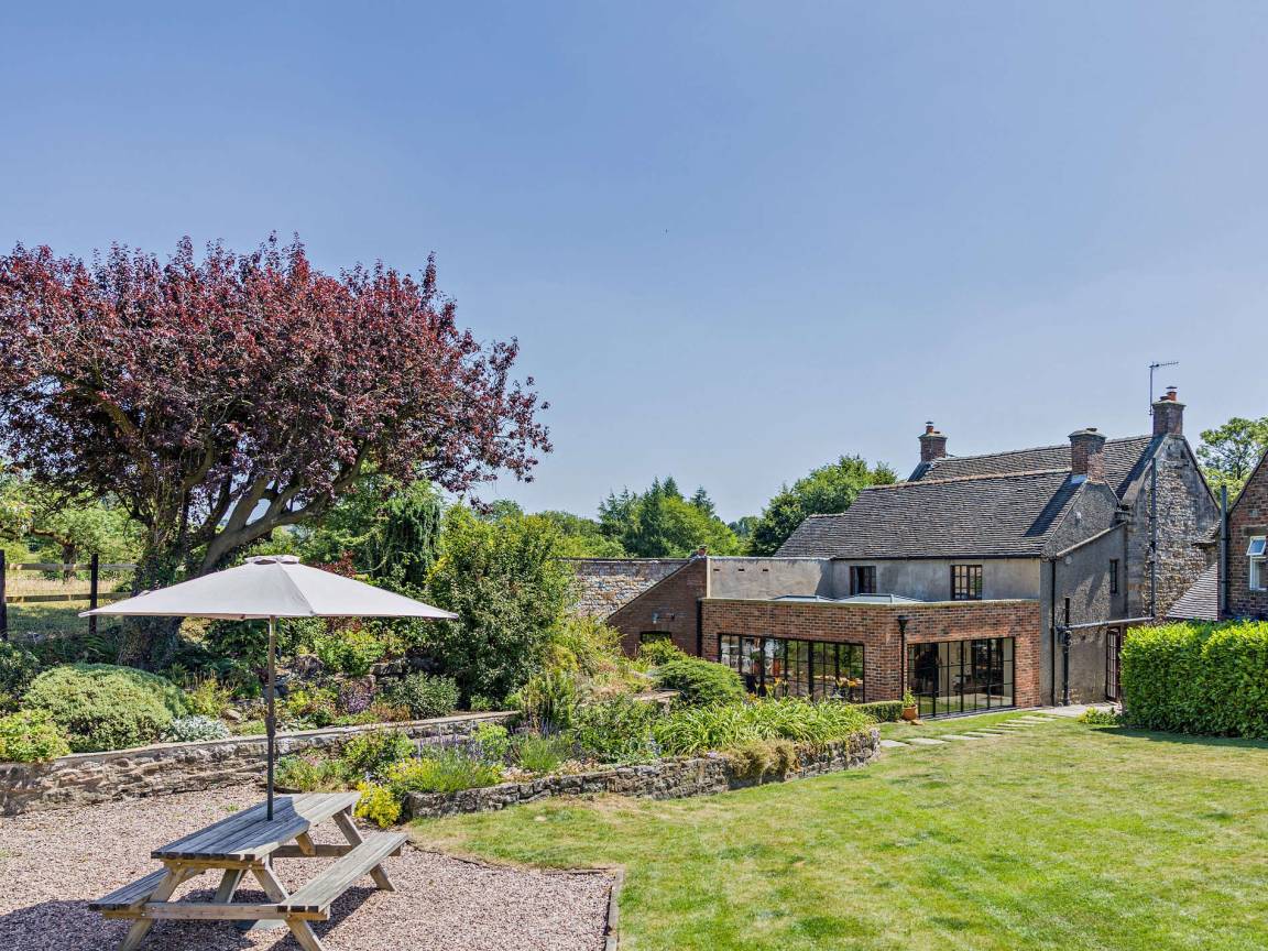 Cottage ∙ 7 Bedrooms ∙ 14 Guests - Staffordshire