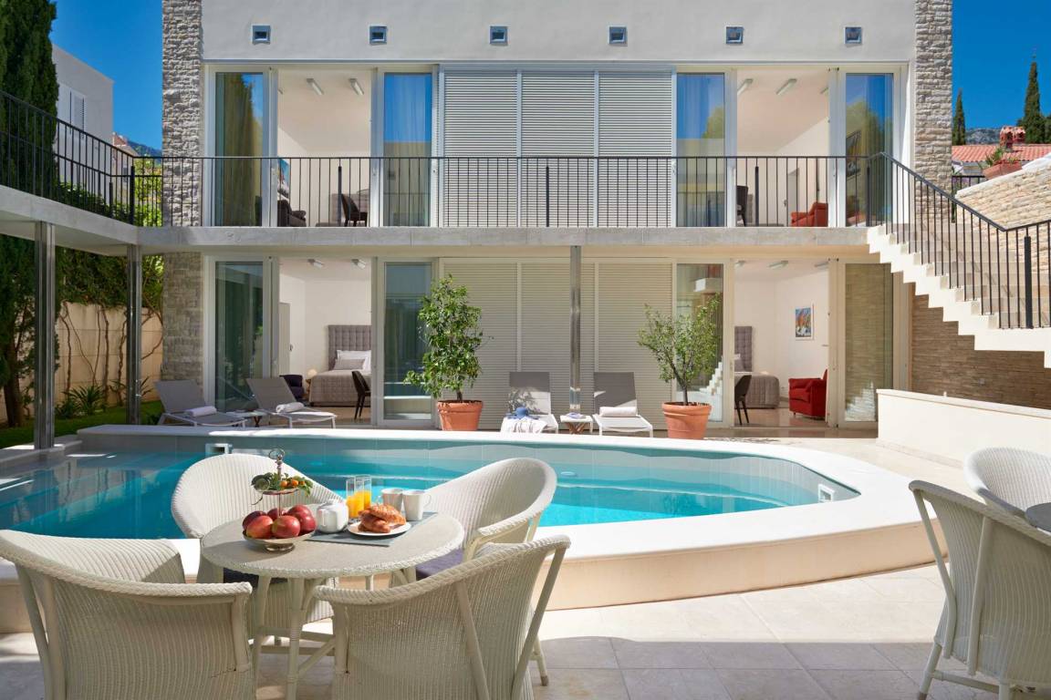 300 M² Villa ∙ 6 Bedrooms ∙ 16 Guests - Bol