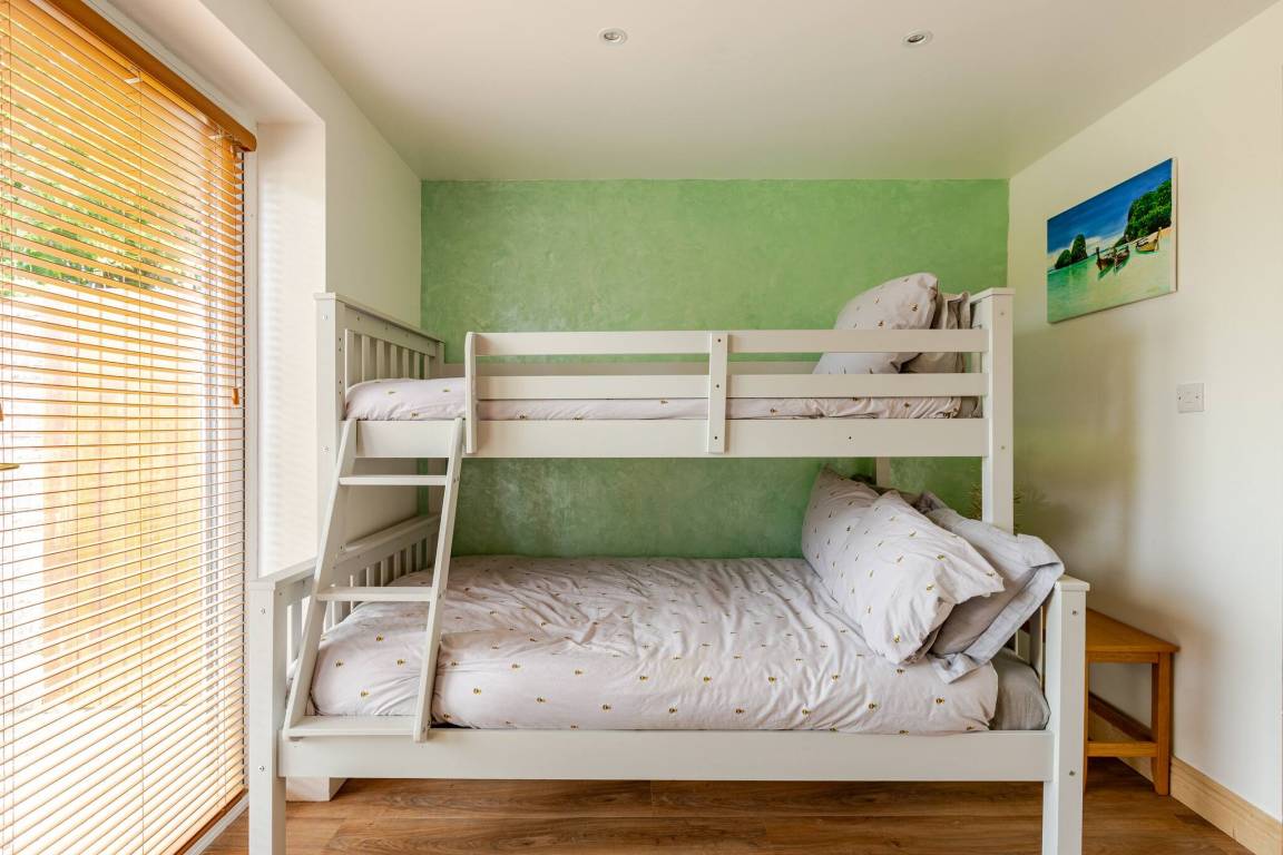 24 M² Apartment ∙ 2 Bedrooms ∙ 5 Guests - Ashbourne