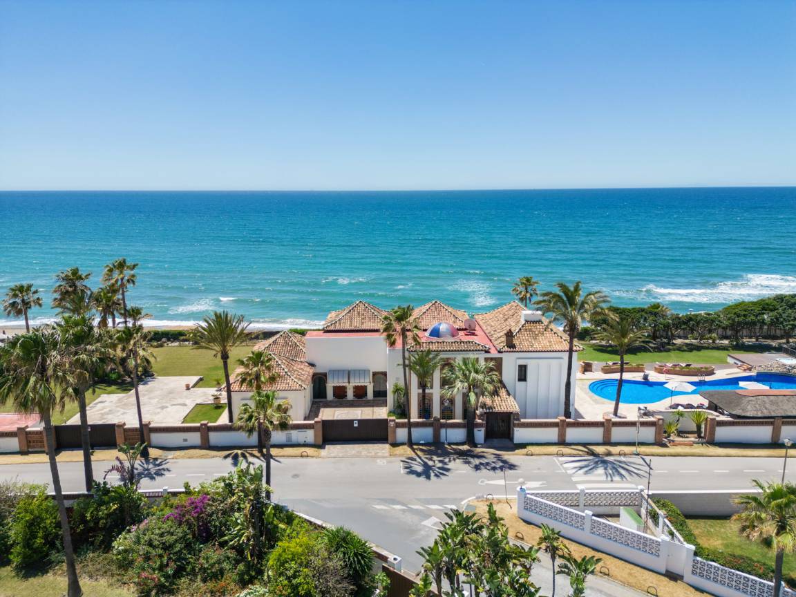 700 M² Villa ∙ 7 Bedrooms ∙ 14 Guests - Marbella