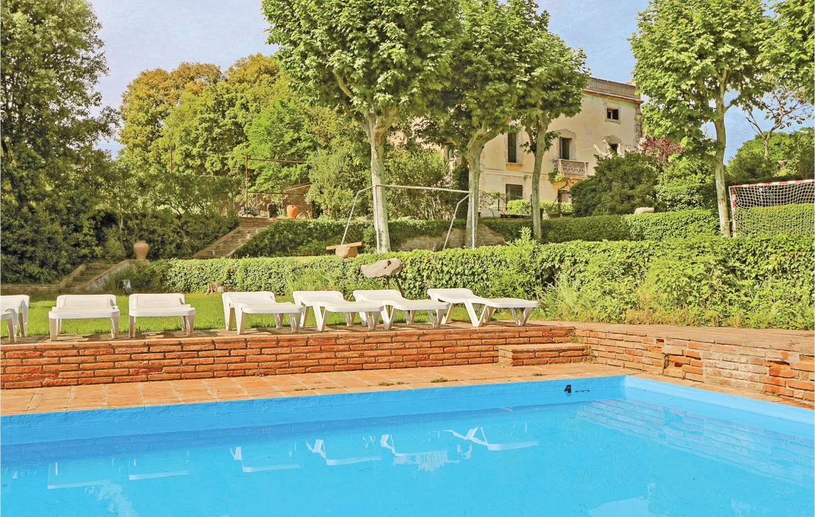 1620 M² Casa ∙ 12 Habitaciones ∙ 31 Huéspedes - Caldes de Montbui