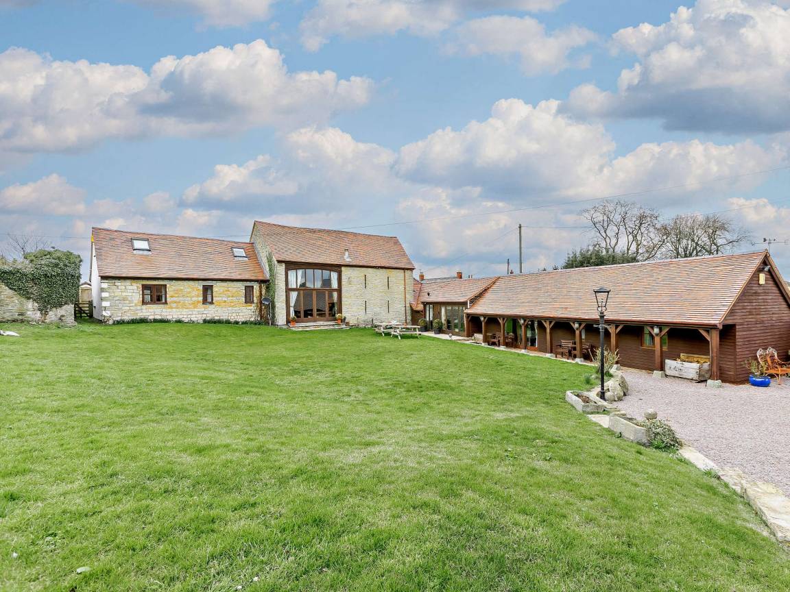 Cottage ∙ 7 Bedrooms ∙ 15 Guests - Cotswolds