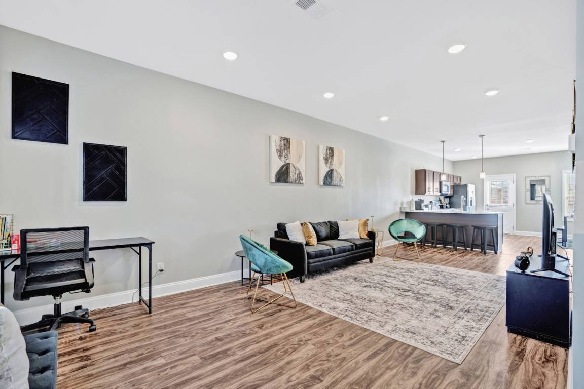 House ∙ 2 Bedrooms ∙ 4 Guests - Clarksville, TN