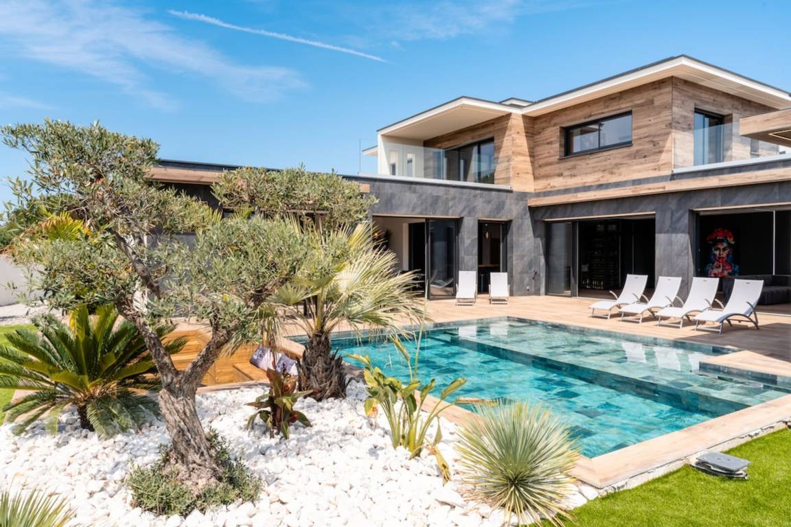 360 M² Apartment ∙ 5 Bedrooms ∙ 10 Guests - Vias