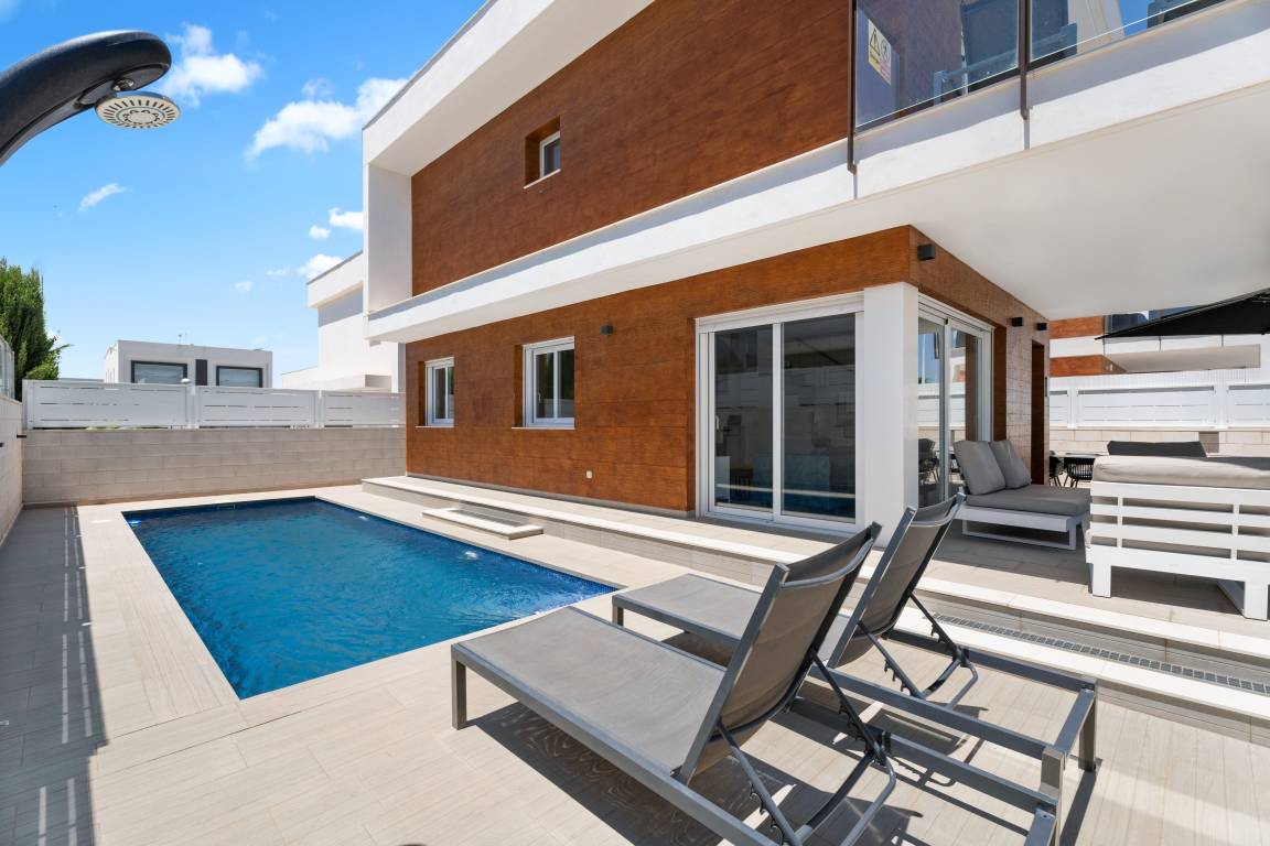 160 M² Villa ∙ 6 Bedrooms ∙ 13 Guests - Alicante